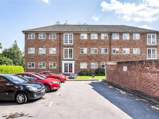 Woking, Surrey GU22, 2 bed flat to rent, £1,550 pcm | PrimeLocation
