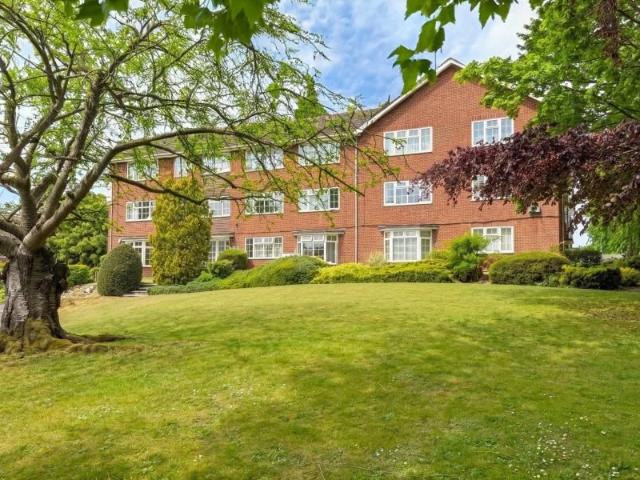 Woking, Surrey GU22, 2 bed flat to rent, £1,600 pcm | PrimeLocation