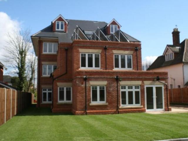 Woking, Surrey GU22, 2 bed flat to rent, £1,650 pcm | PrimeLocation