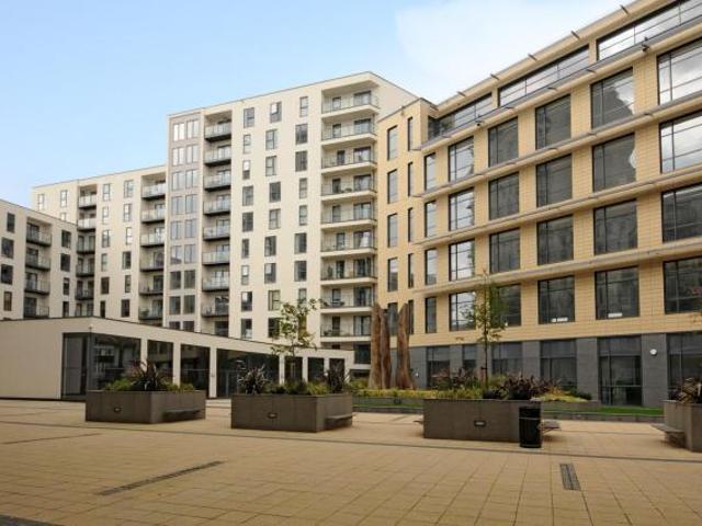 Woking, Surrey, GU22 2 bed flat to rent £1,700 pcm £392 pw