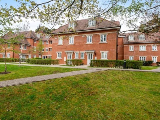Woking, Surrey GU22, 2 bed flat to rent, £1,700 pcm | PrimeLocation