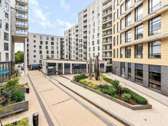Woking, Surrey GU22, 2 bed flat to rent, £1,700 pcm | PrimeLocation