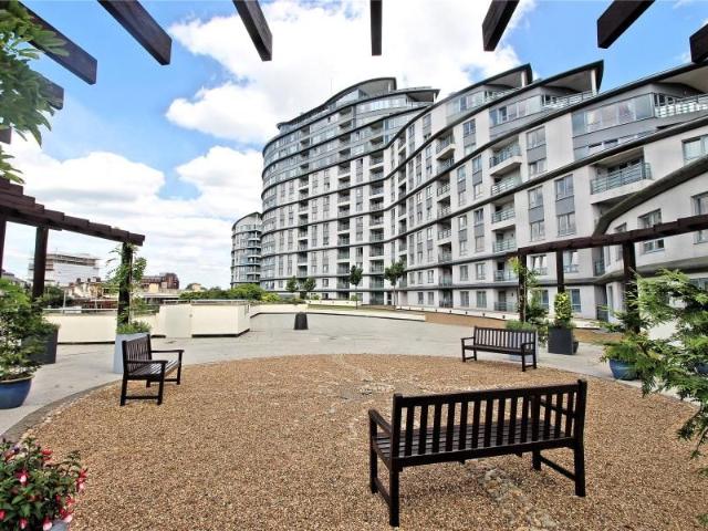 Woking, Surrey GU22, 2 bed flat to rent, £1,700 pcm | PrimeLocation
