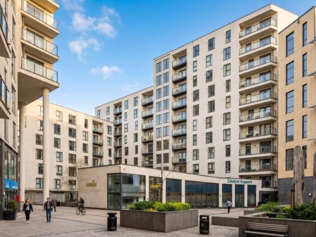 Woking, Surrey GU22, 2 bed flat to rent, £1,700 pcm | PrimeLocation