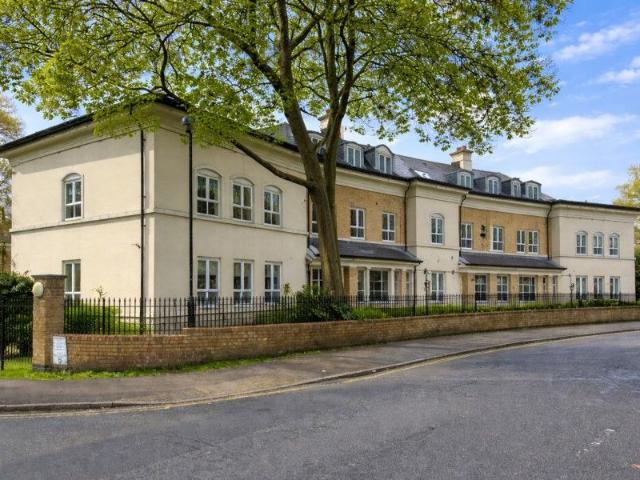 Woking, Surrey GU22, 2 bed flat to rent, £1,750 pcm | PrimeLocation