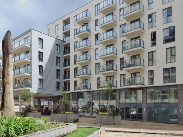 Woking, Surrey GU22, 2 bed flat to rent, £1,800 pcm | PrimeLocation