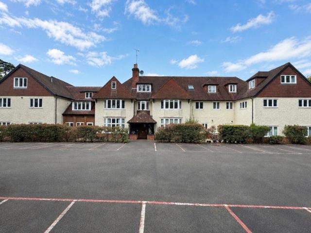 Woking, Surrey GU22, 2 bed flat to rent, £1,800 pcm | PrimeLocation