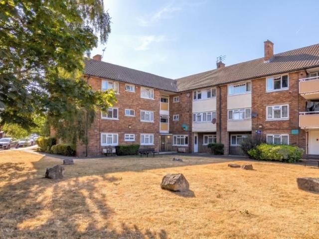 Woking, Surrey GU22, 2 bed maisonette to rent, £1,600 pcm | PrimeLocation
