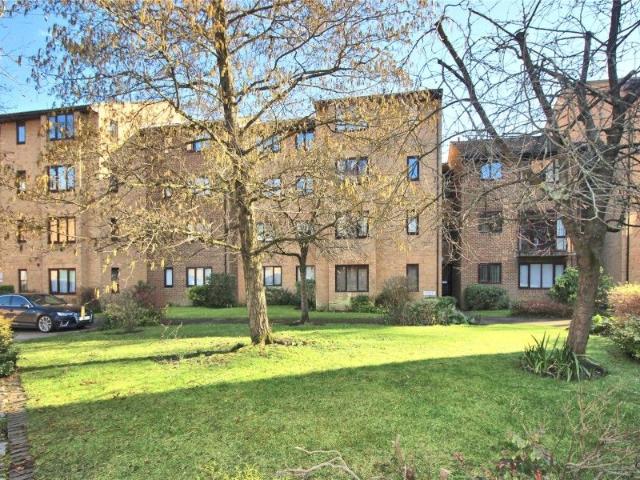Woking, Surrey GU22, Studio to rent, £950 pcm | PrimeLocation
