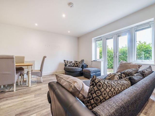 Woking, Surrey, Woking, Woking GU22, 1 bed flat to rent, £1,600 pcm | PrimeLocation