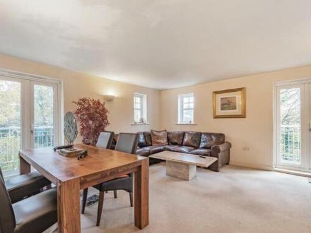 Woking, Surrey, 2 Bedroom Flat