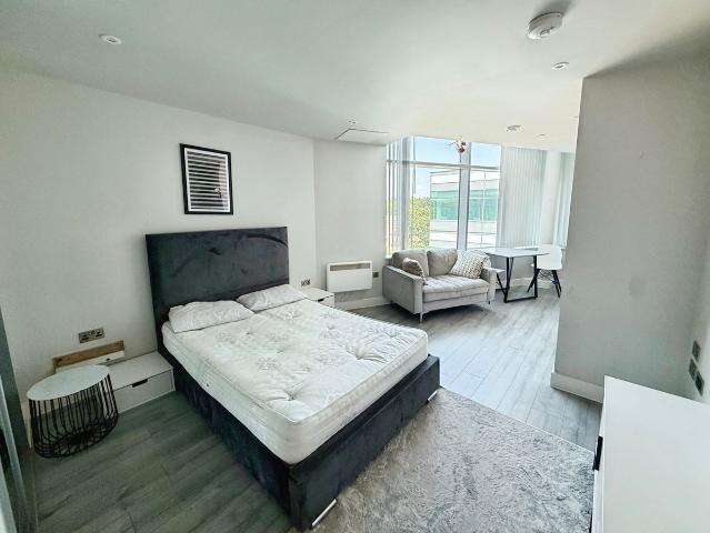 Wokingham Road, Bracknell, Berkshire RG42, Studio to rent, £1,050 pcm | PrimeLocation