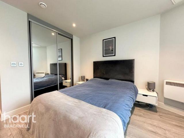 Wokingham Road, Bracknell Studio to rent £1,050 pcm £242 pw