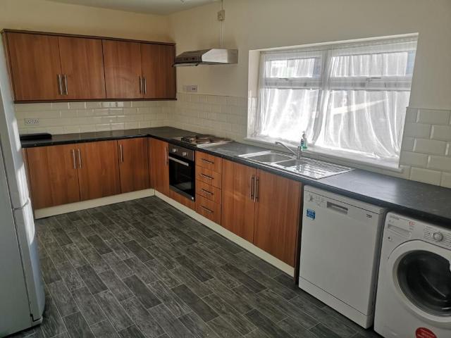 Wokingham Road, Earley, Reading RG6, 3 bed detached bungalow to rent, £1,650 pcm | PrimeLocation