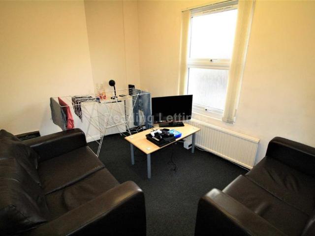 Wokingham Road, Reading MOST BILLS. 4 bed flat to rent £2,800 pcm £646 pw
