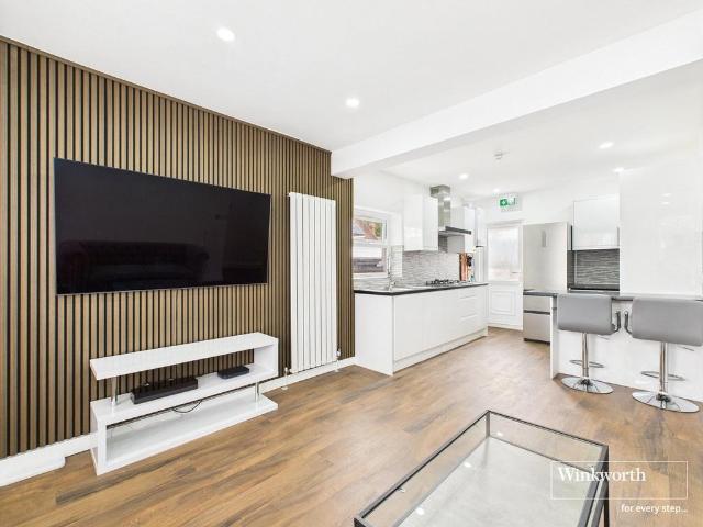 Wokingham Road, Reading, Berkshire, RG6 3 bed apartment to rent £2,200 pcm £508 pw