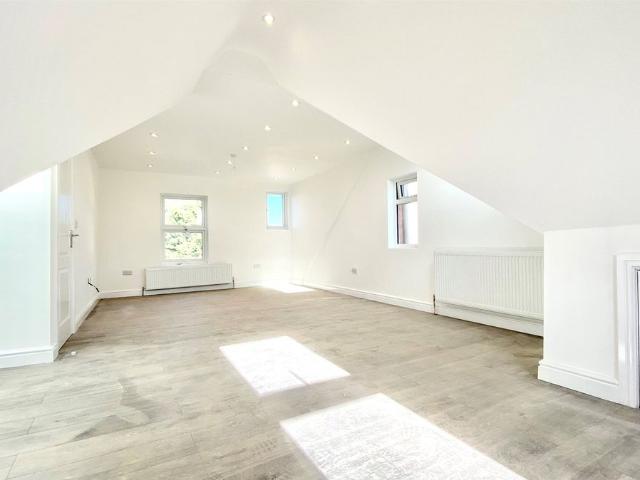Wokingham Road, Reading, Berkshire RG6, Studio to rent, £1,000 pcm | PrimeLocation