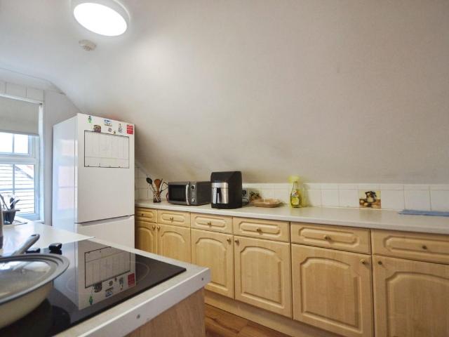 Wokingham Road, Reading RG6, 2 bed flat to rent, £1,275 pcm | PrimeLocation