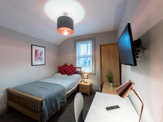 Wokingham Road, Reading RG6, Room to rent, £725 pcm | PrimeLocation