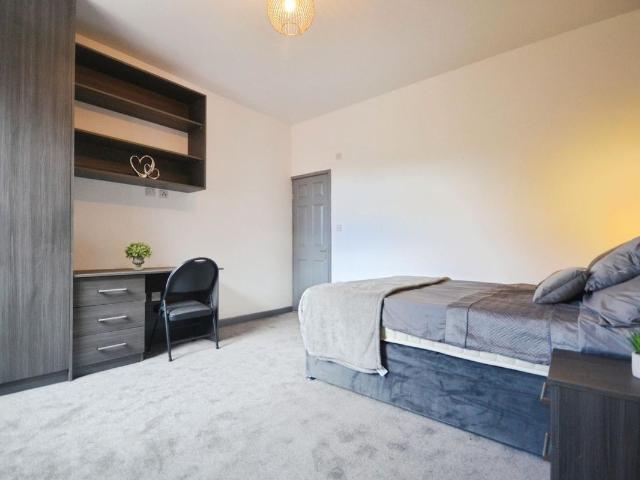 Wokingham Road, Reading RG6, Room to rent, £700 pcm | PrimeLocation