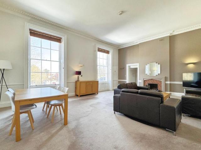 Wokingham RG40 2 bed apartment to rent £1,750 pcm £404 pw