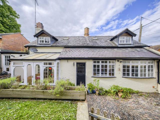 Wolverton, Snitterfield. 3 bed detached house to rent £1,550 pcm £358 pw