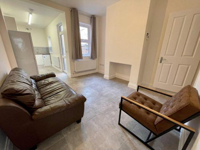 Wolverton Road, Leicester LE3 2 bed terraced house to rent £1,213 pcm £280 pw