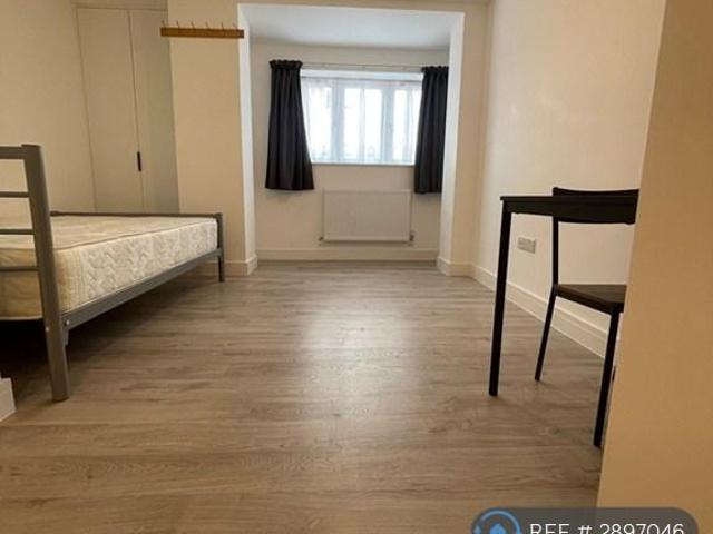 Wolves Lane, London, N13 Studio to rent £1,450 pcm £335 pw