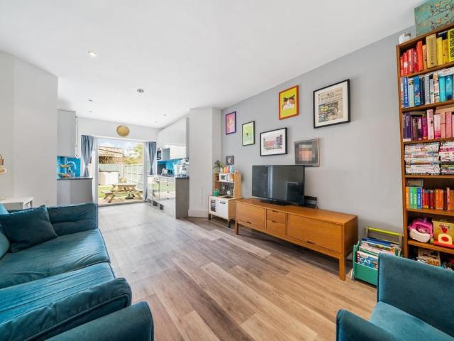 Wolves Lane, Palmers Green, London 2 bed apartment to rent £2,000 pcm £462 pw