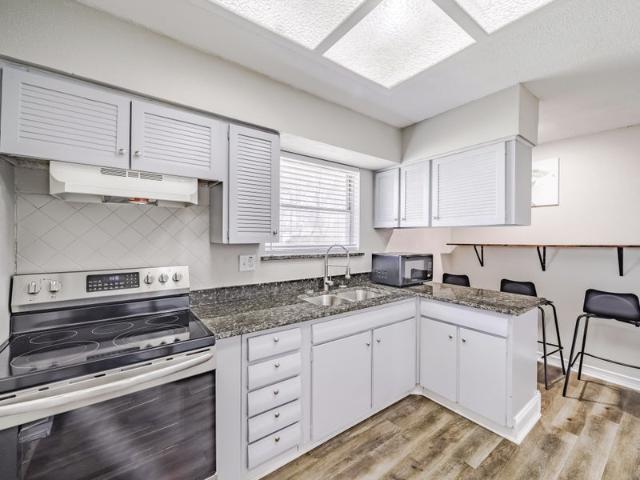 Wolf Creek Home, a 5 minute walk to transit stop C