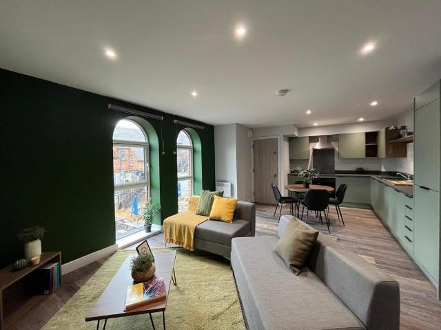 Wollaton Road, Beeston, Nottingham. 4 bed flat to rent £3,033 pcm £700 pw