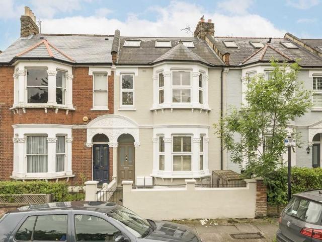 Wolseley Gardens, London W4 4 bed flat to rent £3,750 pcm £865 pw