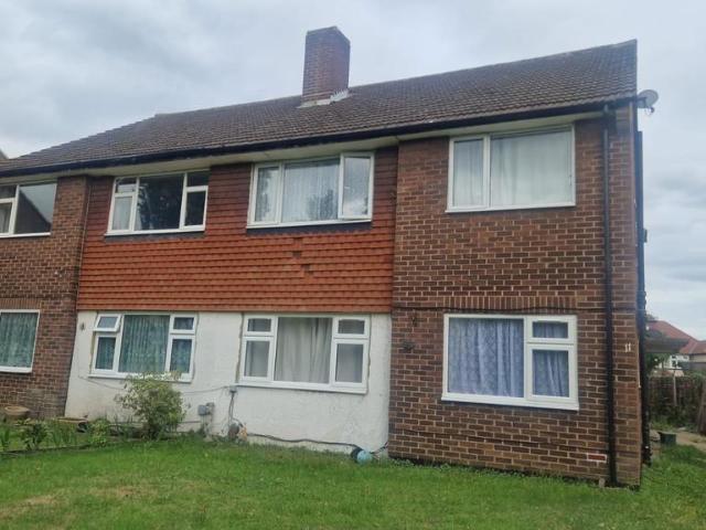 Wolsey Close, Hounslow TW3 2 bed ground floor flat to rent £1,750 pcm £404 pw