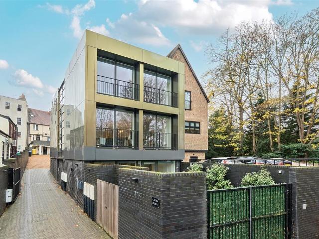 Wolsey Road, Esher 2 bed apartment to rent £2,350 pcm £542 pw