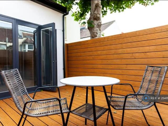 Wolstonbury Road, Hove, BN3 2 bed semi detached house to rent £1,550 pcm £358 pw