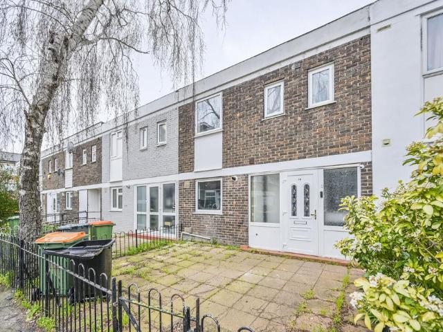Worthing Close, Stratford, London, E15 3 bed house to rent £4,950 pcm £1,142 pw