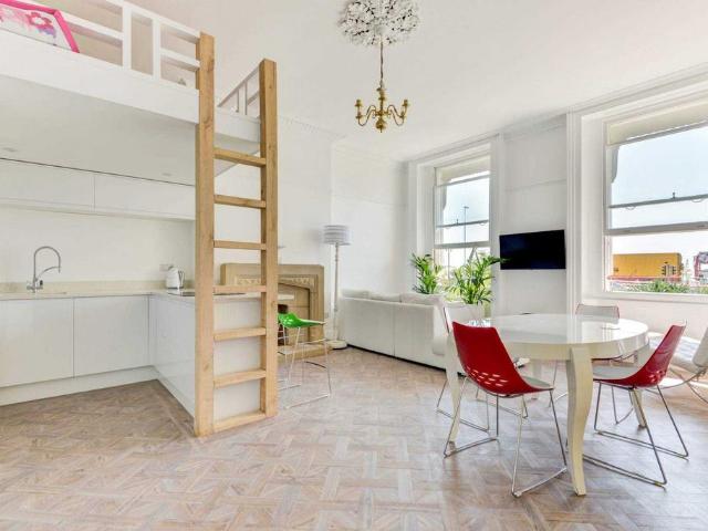 Worthing Seafront Apartment. Iconic. 2 bed flat to rent £2,817 pcm £650 pw