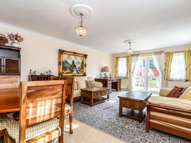 Worthington Road, Surbiton KT6 5 bed detached house to rent £3,600 pcm £831 pw