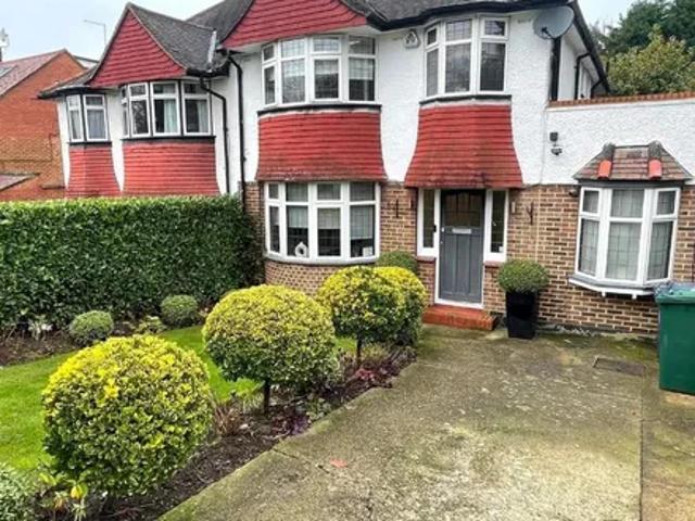 Worcester Crescent, London, NW7 4LP, United Kingdom | 4 bed duplex for rent #136960363 | Rentberry