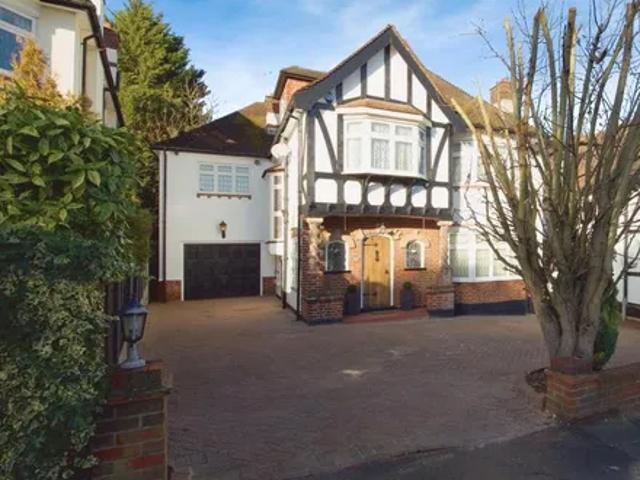 Worcester Crescent, London, IG8 0LU, United Kingdom | 6 bed house for rent #138695021 | Rentberry