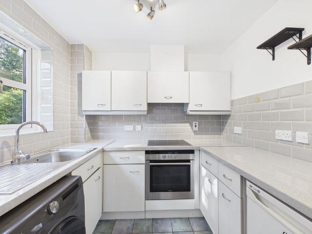 Worcester Gardens, Slough, Berkshire SL1, 1 bed flat to rent, £1,300 pcm | PrimeLocation