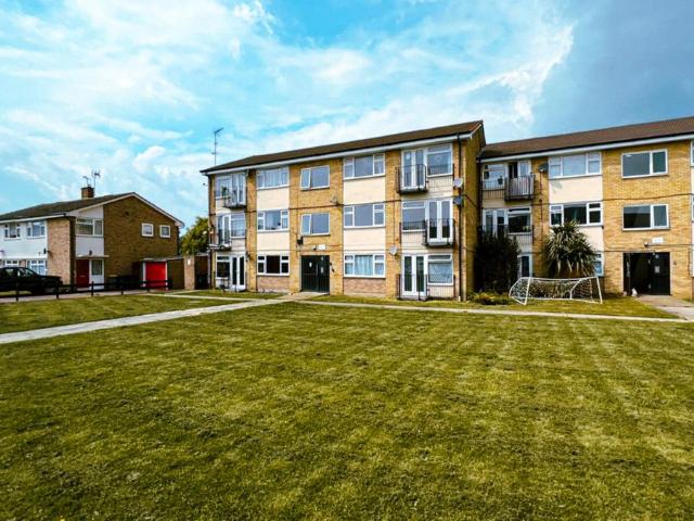 Worcester Drive Worcester Drive, Rayleigh SS6, 2 bed flat to rent, £1,200 pcm | PrimeLocation