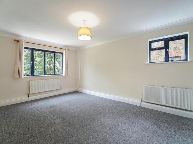 Worcester Road, Sutton 2 bed apartment to rent £1,700 pcm £392 pw