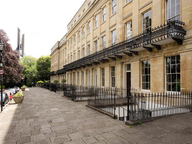 Worcester Terrace, Clifton, BS8 2 bed flat to rent £2,500 pcm £577 pw