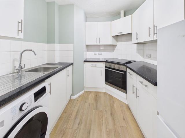 Wordsworth Mead, Redhill RH1, 2 bed flat to rent, £1,450 pcm | PrimeLocation