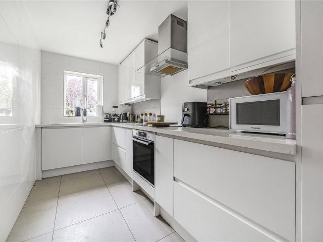 Wordsworth Court, 52 Gloucester Road, New Barnet EN5, 2 bed flat to rent, £1,800 pcm | PrimeLocation
