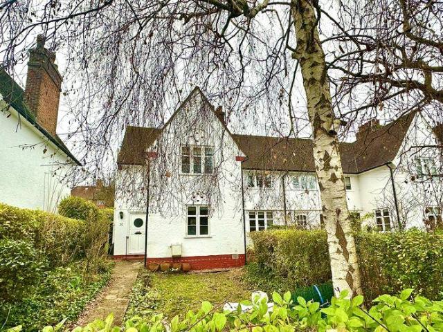 Wordsworth Walk, Hampstead Garden. 2 bed cottage to rent £2,525 pcm £583 pw