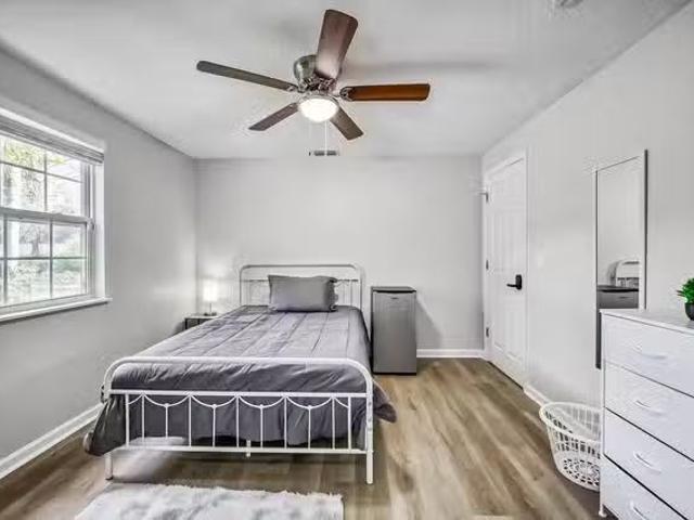 Workdesks Smart TVs Free Laundry Brand New Renovation Gas.