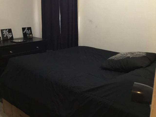 Working mom with rooms to rent
