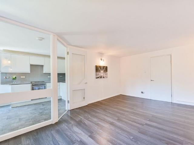 Worlds End Estate, Chelsea, London, SW10 2 bed flat to rent £2,900 pcm £669 pw